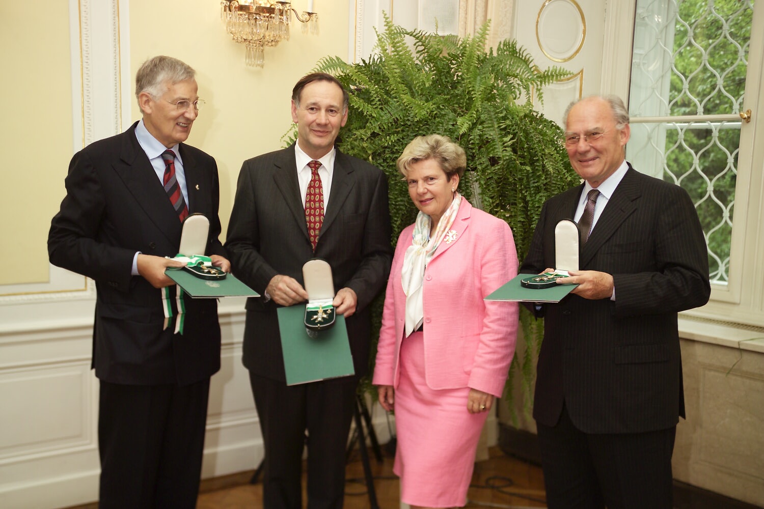 Groß Gold für Verdienste um die Wirtschaft - Kommunikation - Land ...